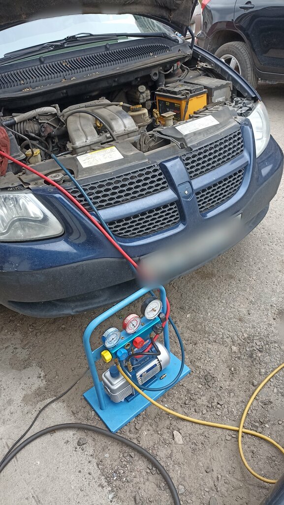Araba klimalarının yakıt ikmali Refueling of car air conditioners, Voronej, foto