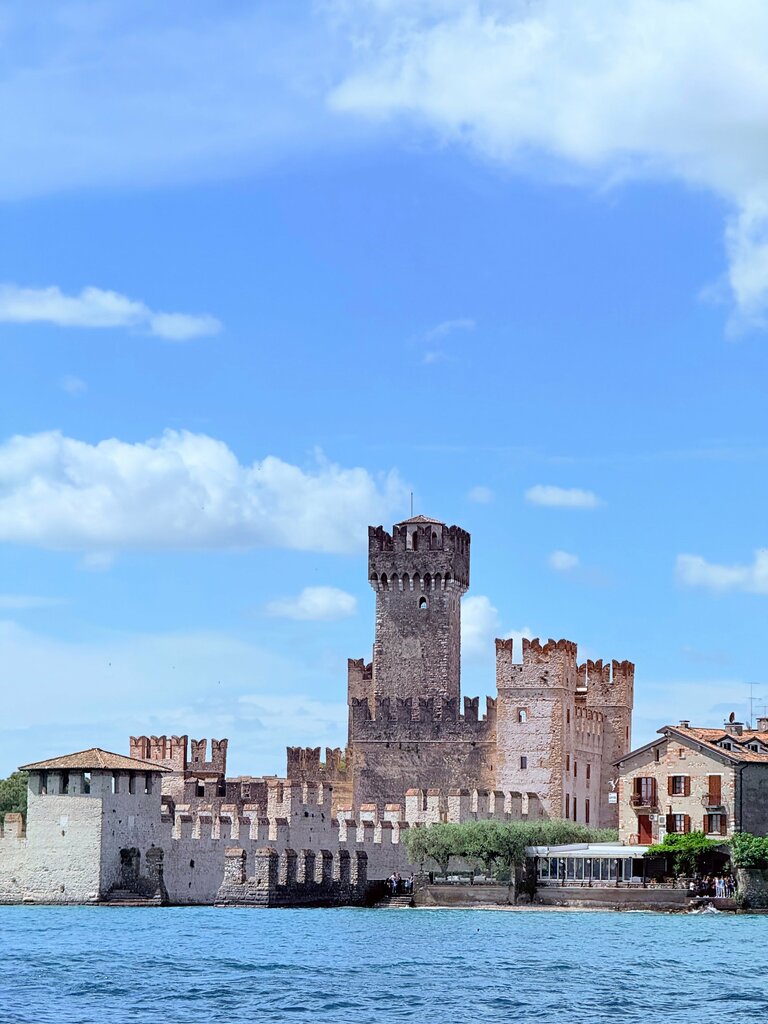 Turistik yerler Castello di Sirmione, Sirmione, foto