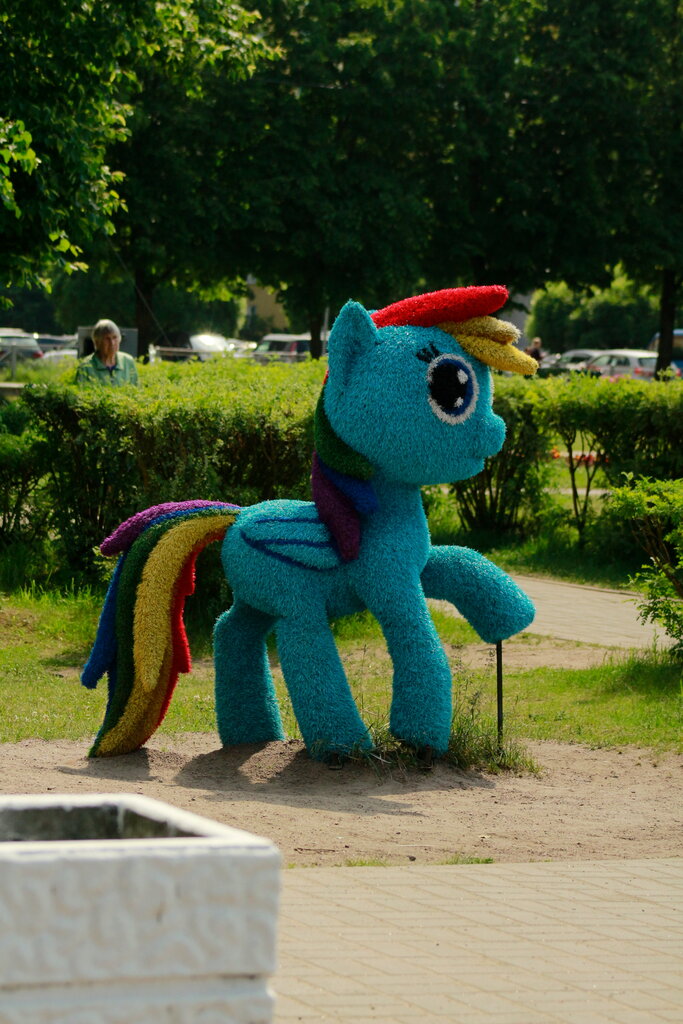 Park, sokak heykeli Радуга Дэш, Kirovsk, foto