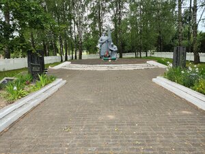 Братская могила (Magiliowskaja voblasc, Chavuski rajon, Antonovskiy selsovet, agrogorodok Antonovka, Trudovaya ulitsa), anıt, heykel  Mogiliovskaya oblastından