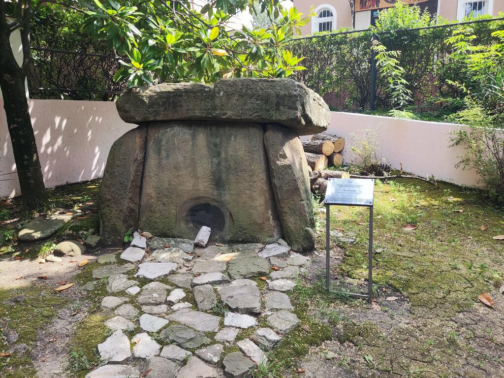 Unutulmaz olayların yeri Музейный дворик, Tuapse, foto