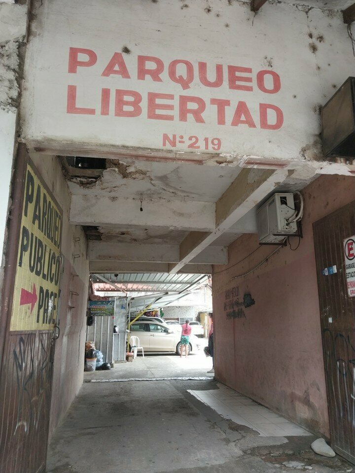 Eczaneler Parking Libertad 219, Santa‑Krus, foto
