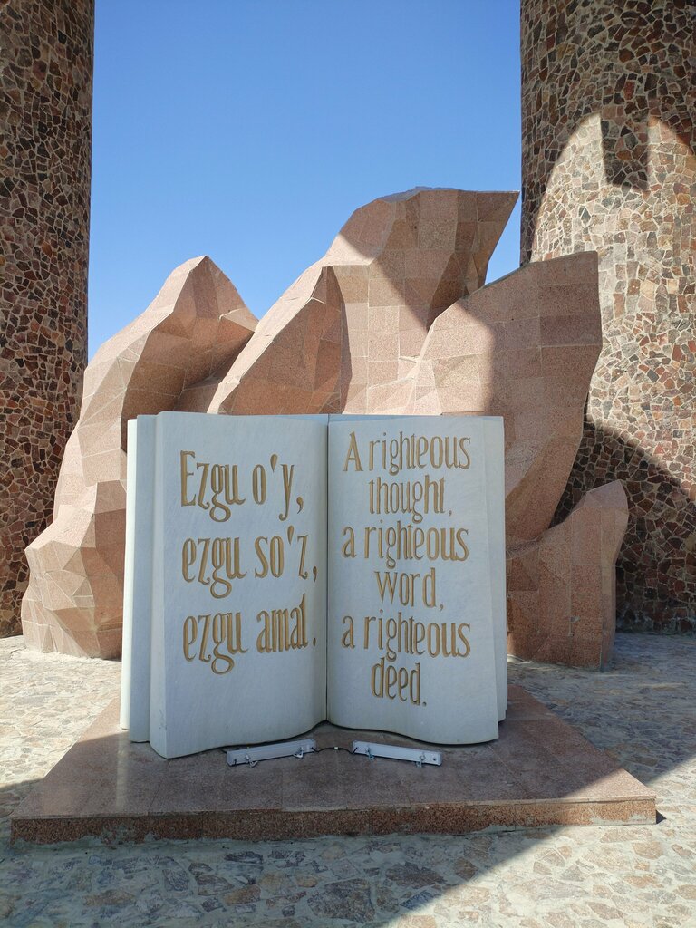 Park, sokak heykeli Avesta Kitap Anıtı, Ürgenç, foto