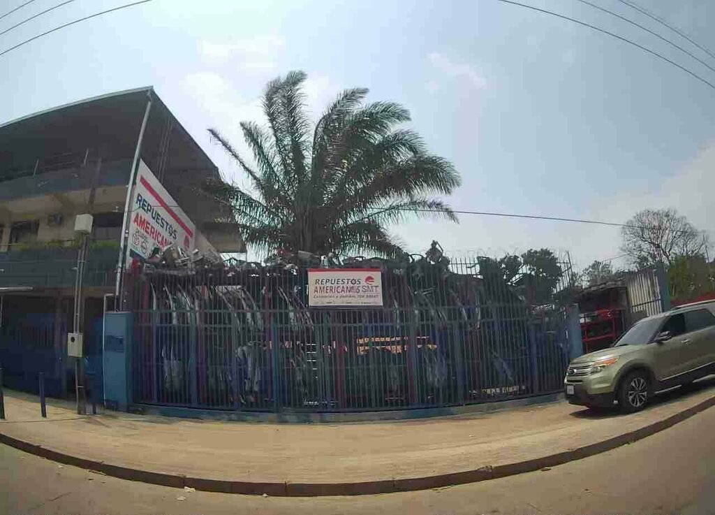Otomobil yedek parçaları Smt-repuestos Americanos Servicios Mecánicos Torrico, Santa‑Krus, foto