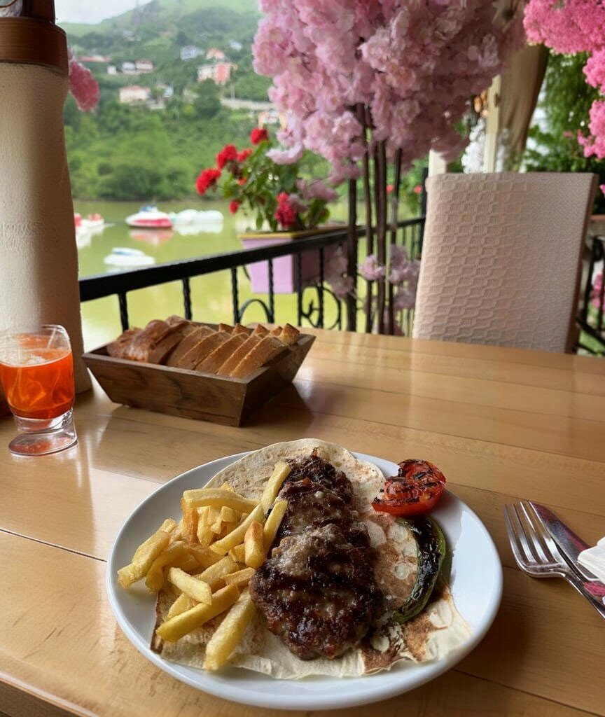 Kafe Sera Gölü Kardelen Köfte, Akçaabat, foto