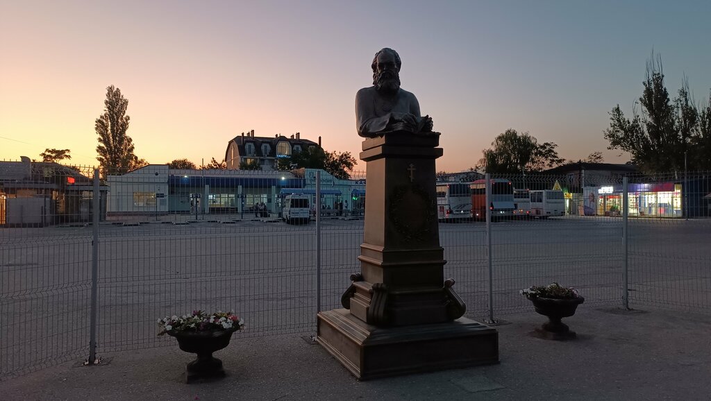 Anıt, heykel Архиепископу Луке Крымскому, Feodosya (Kefe), foto