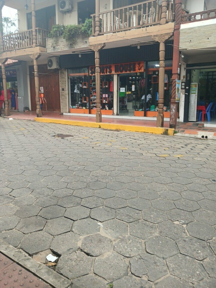 Spor giyim ve ayakkabı Sports House Tienda De Ropa Deportiva, Santa‑Krus, foto