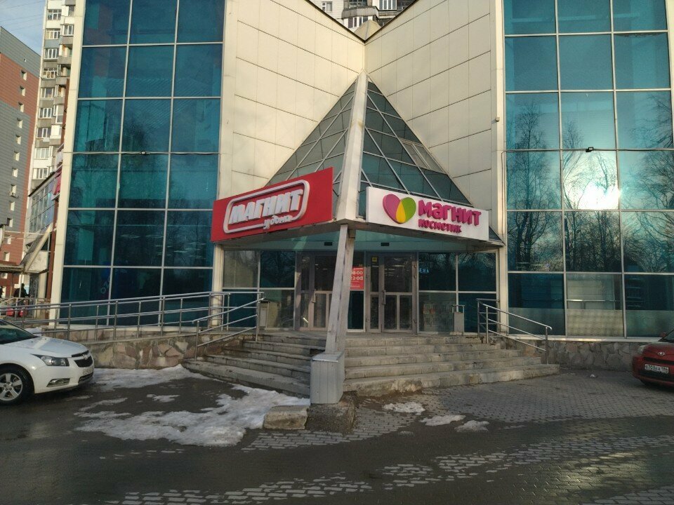 Alışveriş merkezleri Торговый центр, Nijnevartovsk, foto