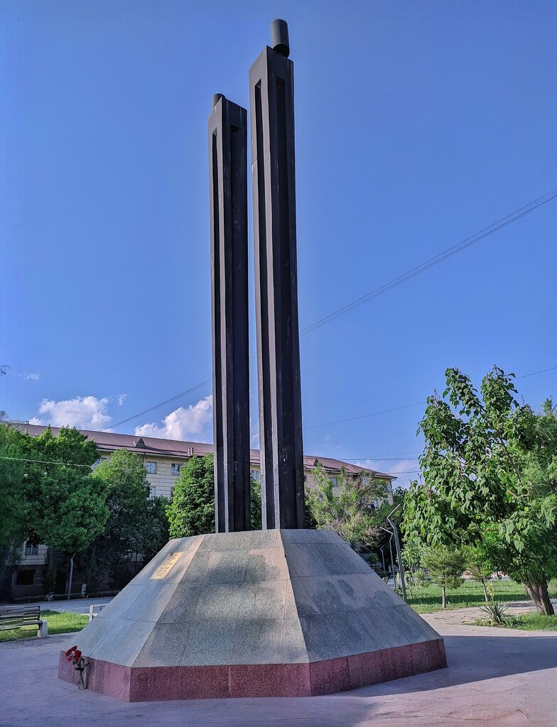 Anıt, heykel Three Bayonets Monument, Angren, foto