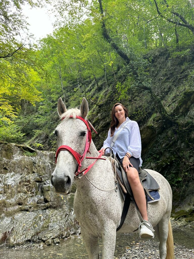 At ve binicilik kulüpleri Конные прогулки, Krasnodarski krayı, foto