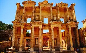 Izmir. efes Antik Kenti (İzmir, Selçuk, Atatürk Mah., Efes Üst Kapı Mevkii Sok., 14), çeşme  Selçuk'tan