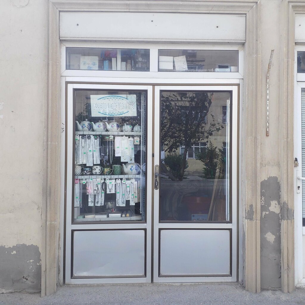 Mini-market Qarishiq mallar ve khirdavat, Bakü, foto