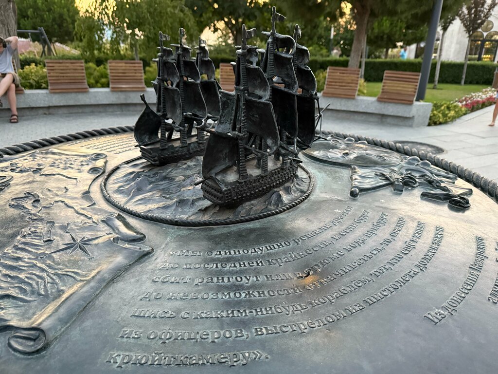 Anıt, heykel Памятный знак, посвящённый подвигу брига Меркурий, Sevastopol, foto