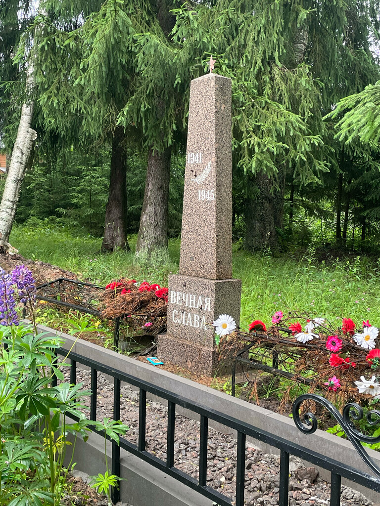 Anıt, heykel Братское захоронение советских воинов, Saint‑Petersburg ve Leningradskaya oblastı, foto