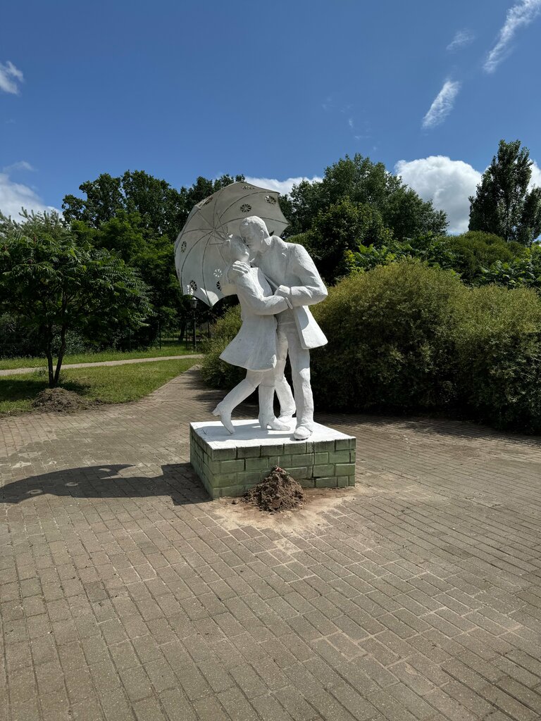 Park, sokak heykeli A couple under an umbrella, Gomel, foto