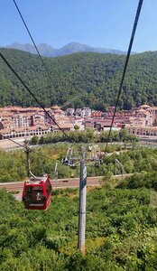 Канатная дорога (Krasnodar Territory, Sochi Resort City Urban District, Krasnaya Polyana Resort, Laura), füniküler  Soçi'den