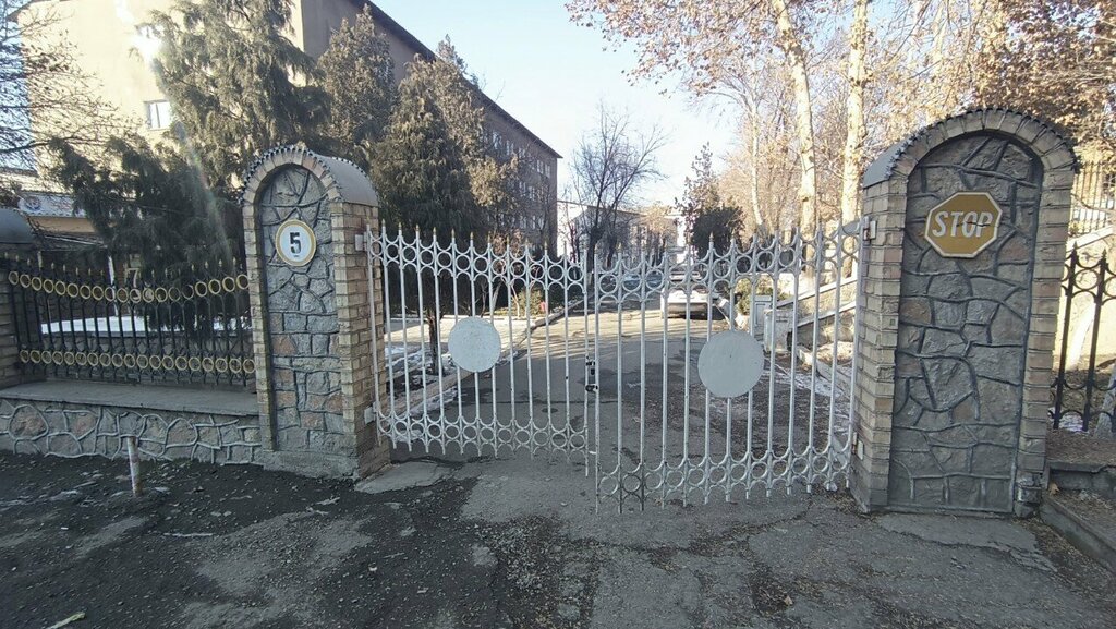 Meslek yüksekokulu OshKUU Osh Construction College, Osh, foto
