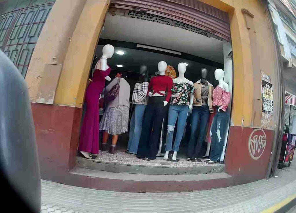Giyim mağazası El comercio de ropa, Cochabamba, foto