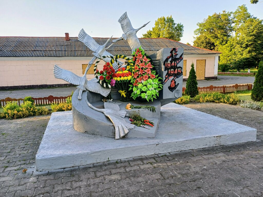 Anıt, heykel Братская могила, Brestskaya oblastı, foto