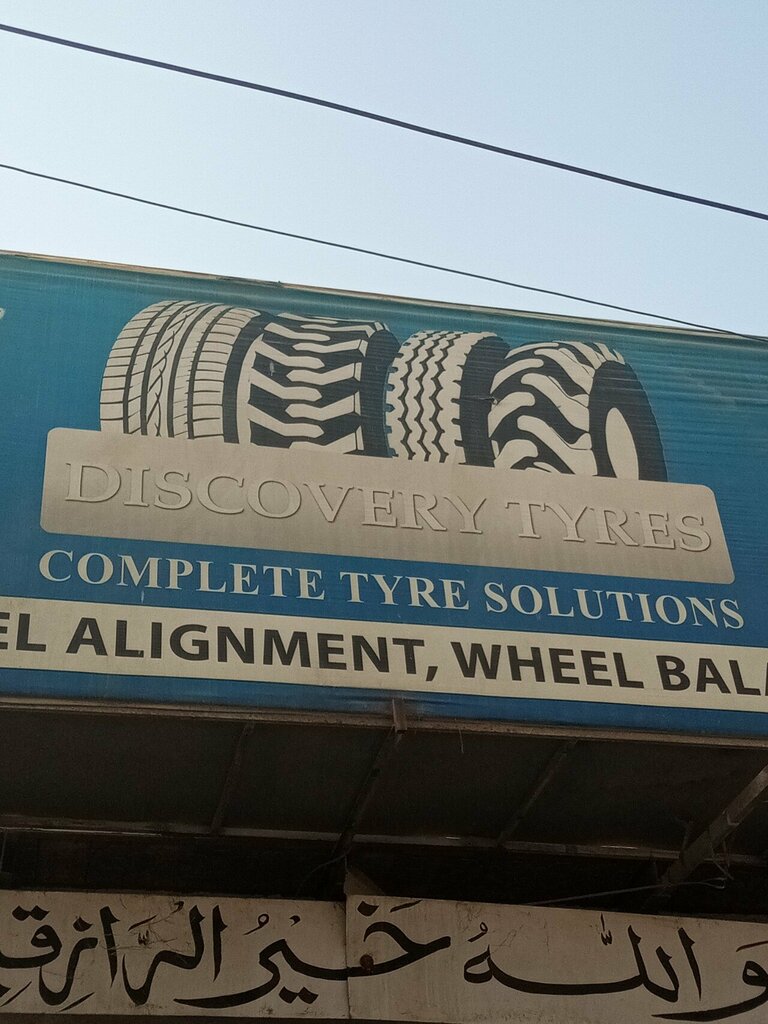 Jant ve lastikçiler Discovery tyres works, Karaçi, foto