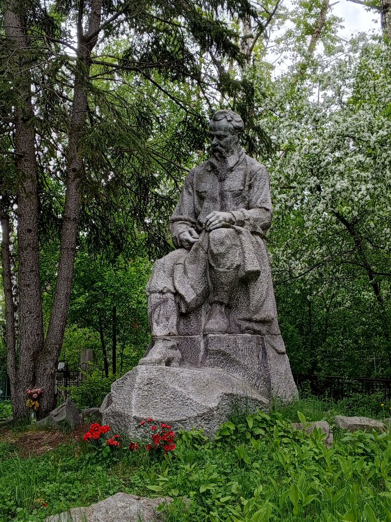 Ünlü kişilerin mezarları Писатель П.П. Бажов, Yekaterinburg, foto