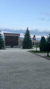 Барельеф Вхождение Ингушетии в состав России (Republic of Ingushetia, Nazran, Nasyr-Kortskiy administrativny okrug), anıt levhası, anıt taş  Nazran'dan