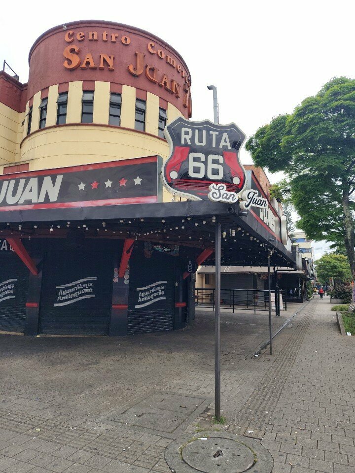 Bar Route 66 Liquors, Medellin, foto