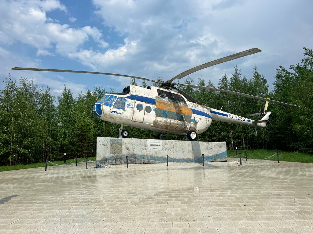 Anıt, heykel Авиаторам–первооткрывателям Тюменского Севера, Yamal‑Nenets Özerk Bölgesi, foto