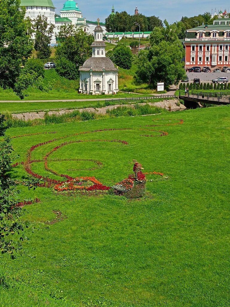 Park, sokak heykeli Павлин, Sergiyev Posad, foto