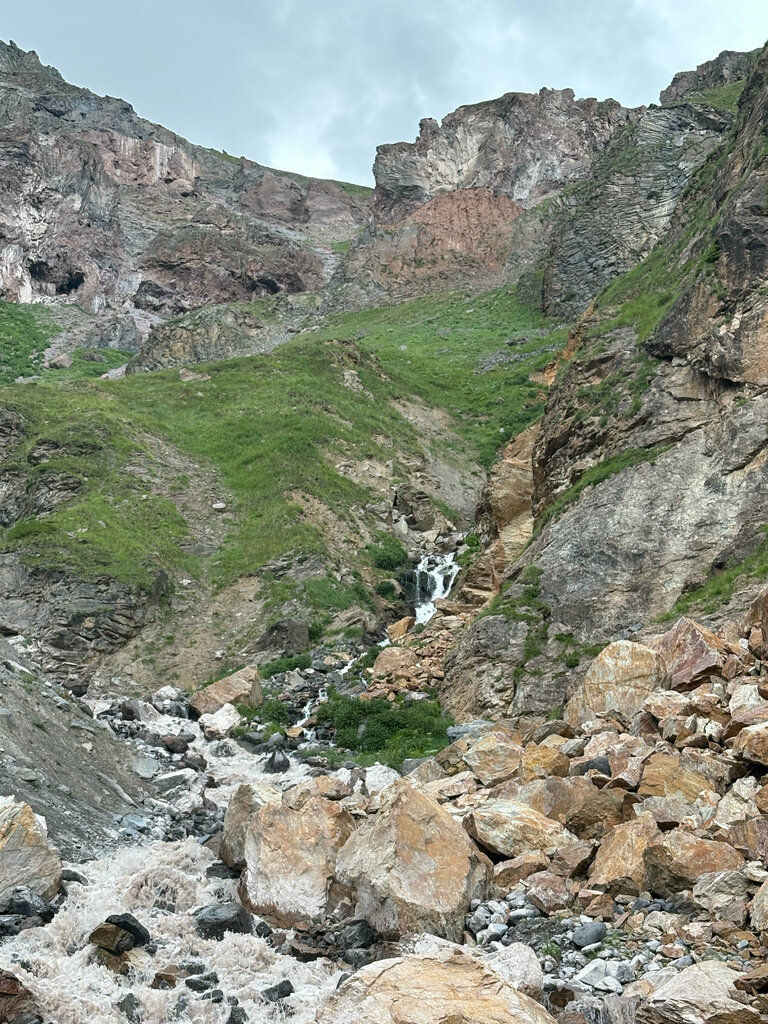 Pınar, çay Spring, stream, Kabardino‑Balkarya, foto