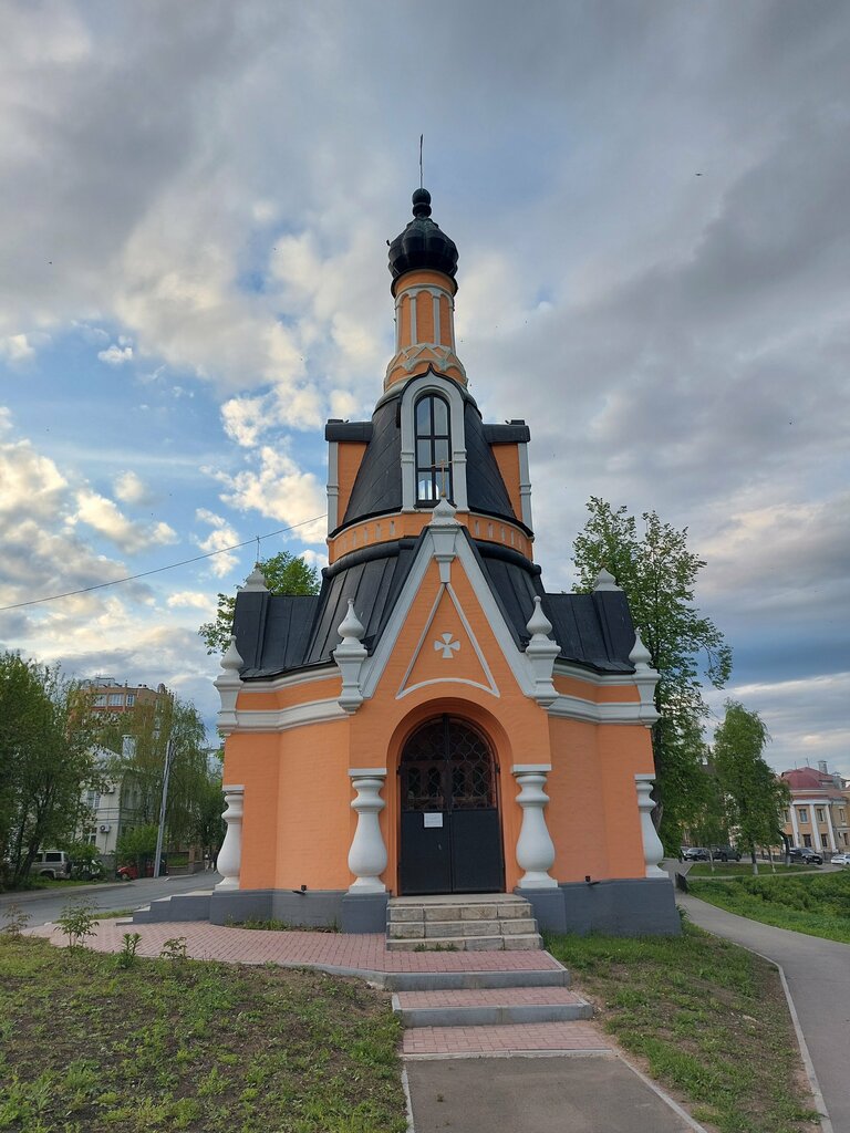 Şapel, haç anıtı Chasovnya Mikhaila Arkhangela u Razderikhinskogo ovraga, Kirov, foto