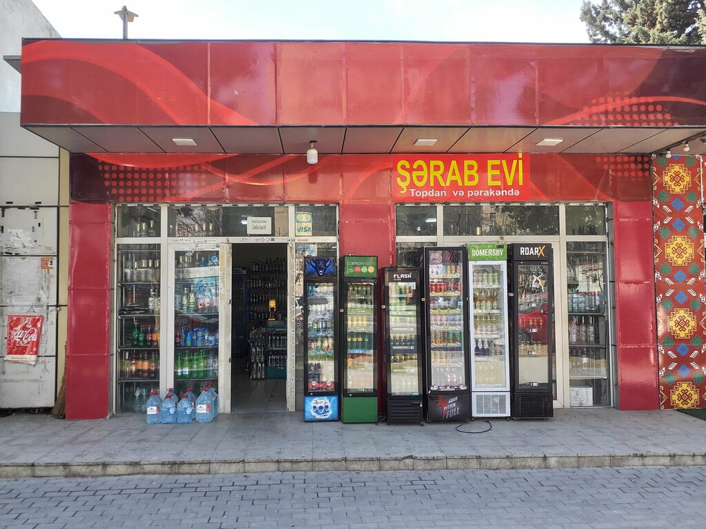 Alkollü içecekler Sherab evi, Bakü, foto