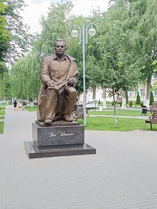 И.П. Шамякин (Homieĺskaja voblasć, Dobrush, vulica Bahdana Chmiaĺnickaha), anıt, heykel  Dobruş'tan