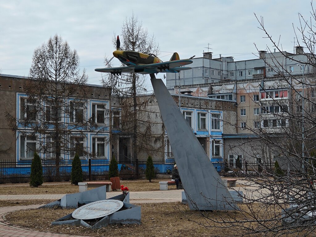 Anıt, heykel Макет МиГ-3 героя Советского Союза Алексея Годовикова, Cherepovets, foto
