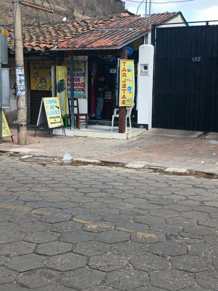 Cep telefonu ve aksesuarları satış mağazaları Tigo Venta de tarjetas telefónicas, Santa‑Krus, foto