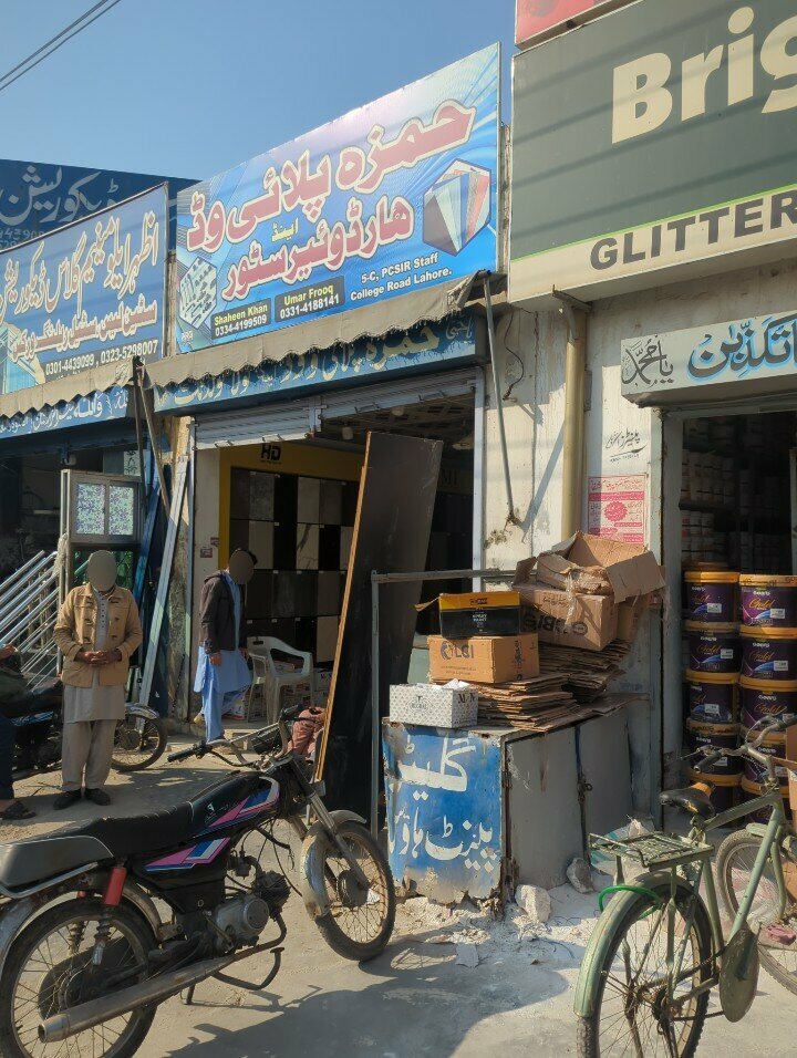 Ev temizlik ürünleri Hamza Paulie wood and hardware store, Lahor, foto