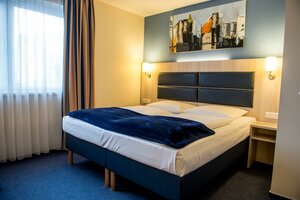 Hotel Rödelheimer Hof - Am Wasserturm (Eschborner Landstraße No:146, Frankfurt am Main), otel  Frankfurt am Main'den