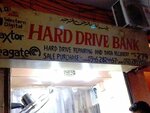 Hard drive bank (No:D106, Saddar), diskler, plakalar  Karaçi'den