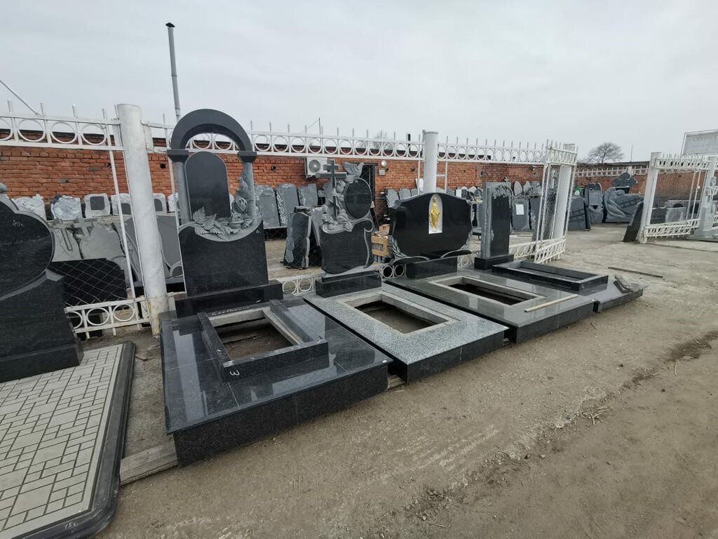 Heykel ve mezarlık taşı üreticileri Balgranit, Saratovskaya oblastı, foto