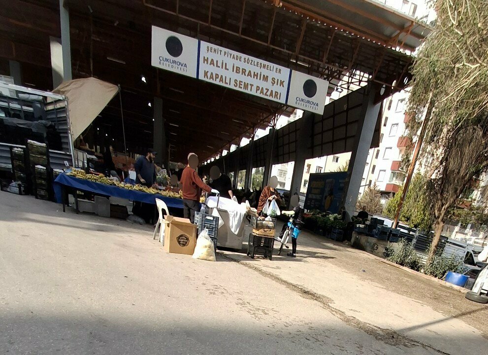 Meyve sebze pazarı Halil İbrahim Şık Kapalı Semt Pazarı, Adana, foto