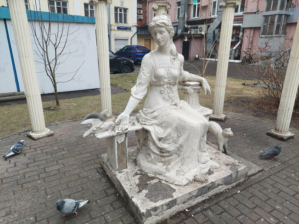 Park, sokak heykeli Девушка кормит голубей, Moskova, foto
