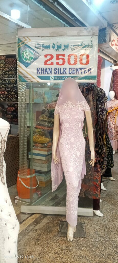 Giyim mağazası Khan Silk Center, Rawalpindi, foto