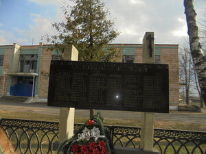 Землякам (Bresckaja voblasć, Kobrynski rajon, Astromicki Rural Council, vioska Plianta), anıt, heykel  Brestskaya oblastından