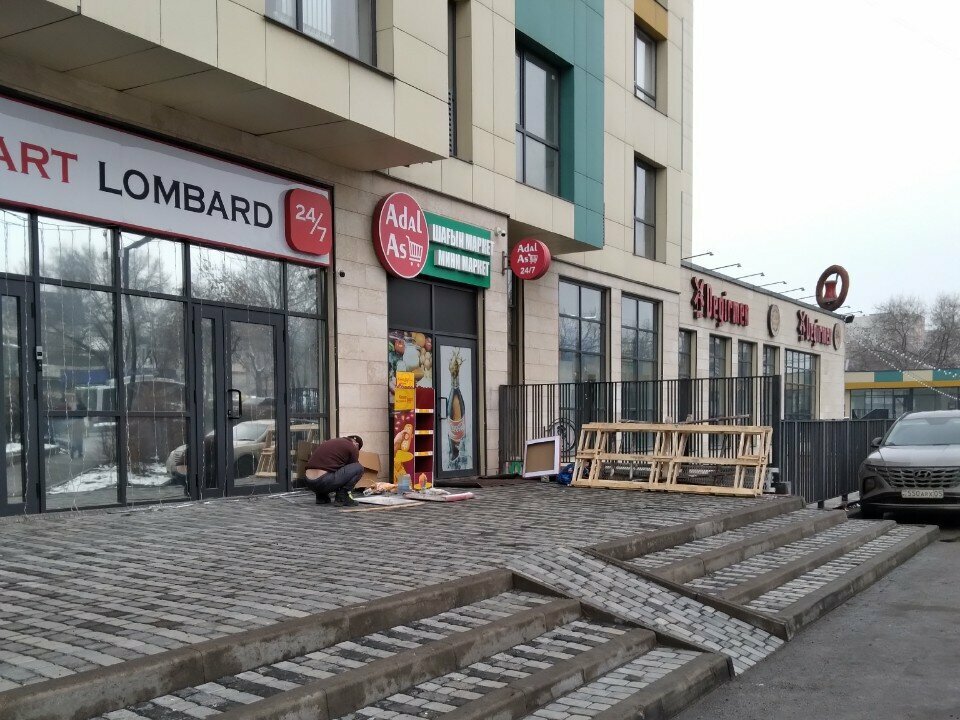Parsel otomatı Kaspi Postomat, Almatı, foto