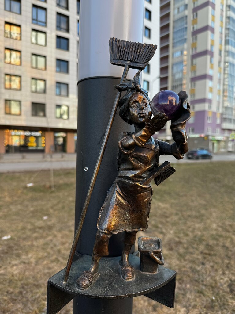 Park, sokak heykeli Хранительница чистоты, Murino, foto