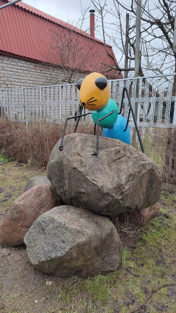 Park, sokak heykeli Муравей, Pskov, foto