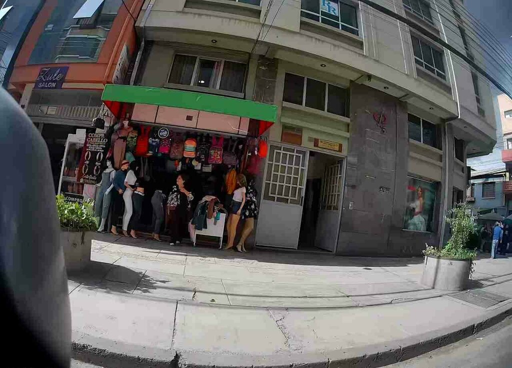 Giyim mağazası El comercio de ropa, Cochabamba, foto