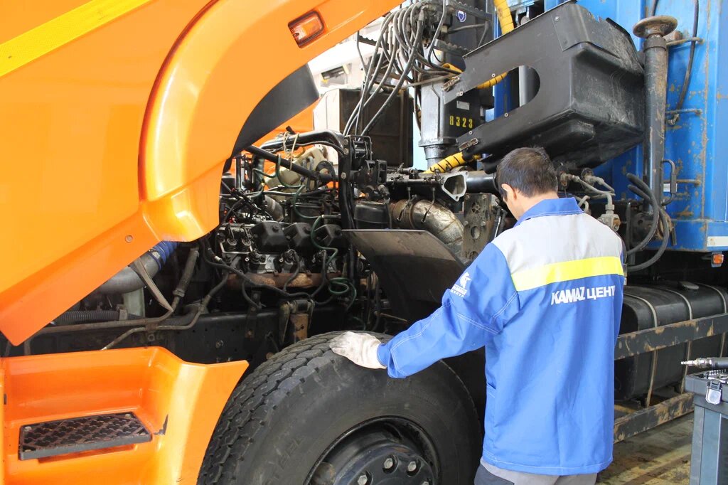 Kamyonların onarımı SibTruck, Krasnoyarsk, foto