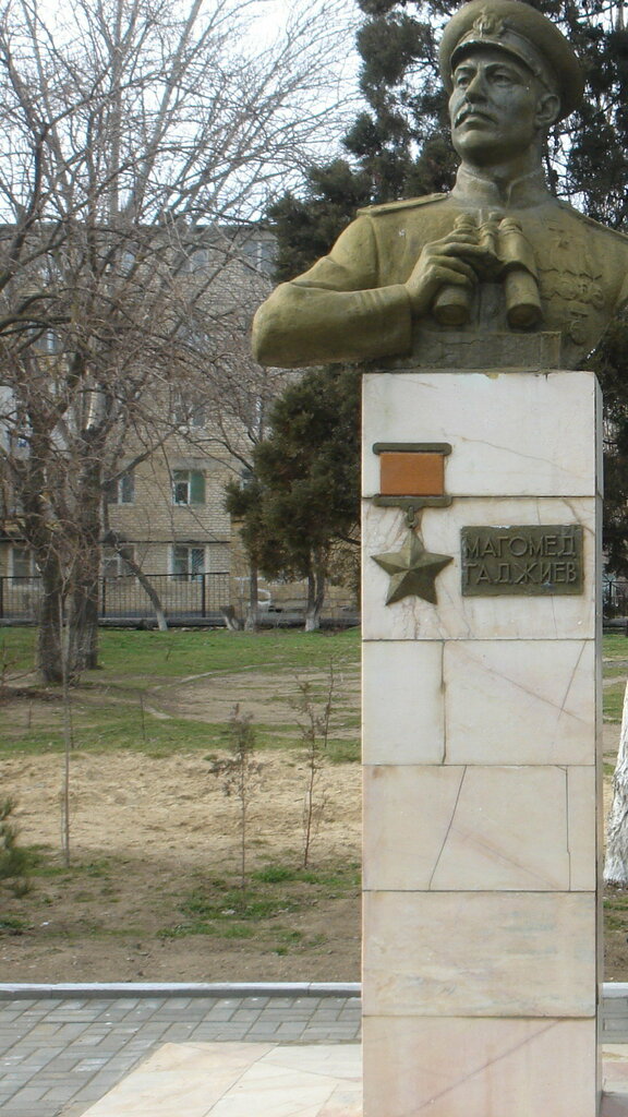 Anıt, heykel Герою Советского Союза Гаджиеву Магомету Имадутдиновичу, Kaspiysk, foto