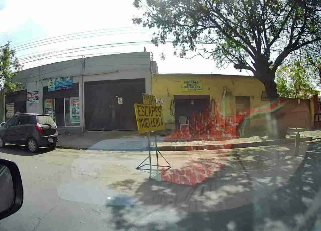Oto döşeme Muelleria Exhaust Workshop, Cochabamba, foto